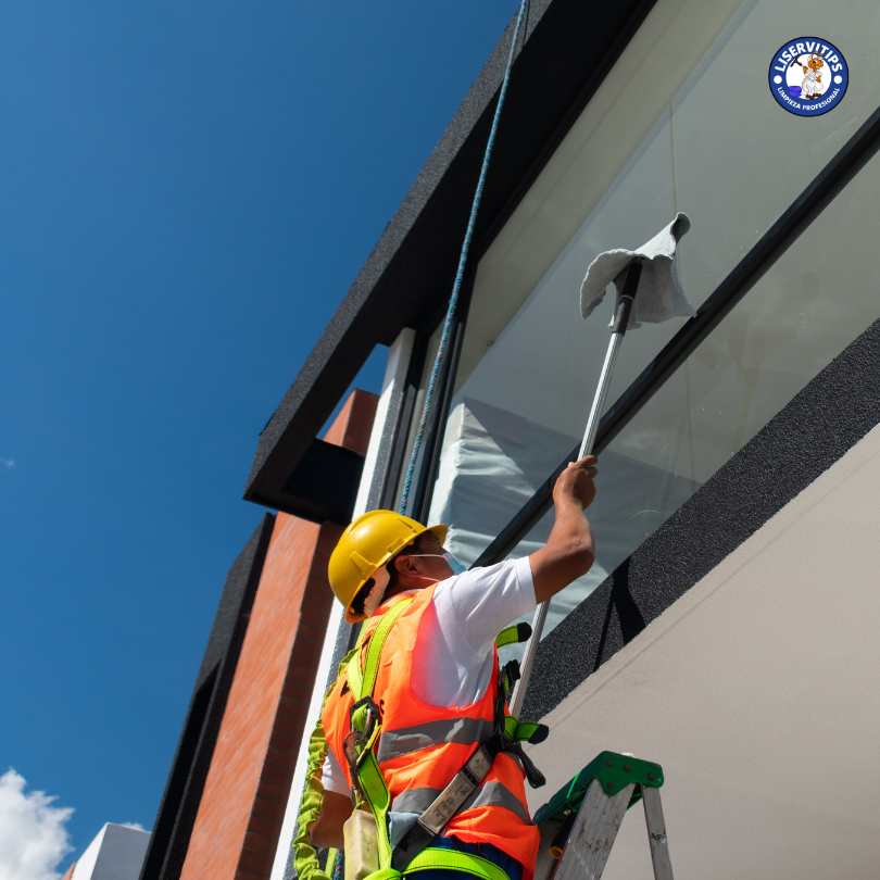Consejos de expertos en limpieza de vidrios en alturas | Liservitips