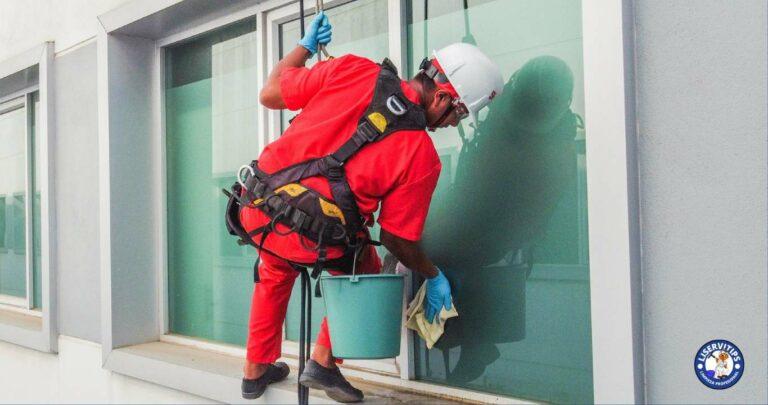 Consejos de expertos en limpieza de vidrios en alturas | Liservitips